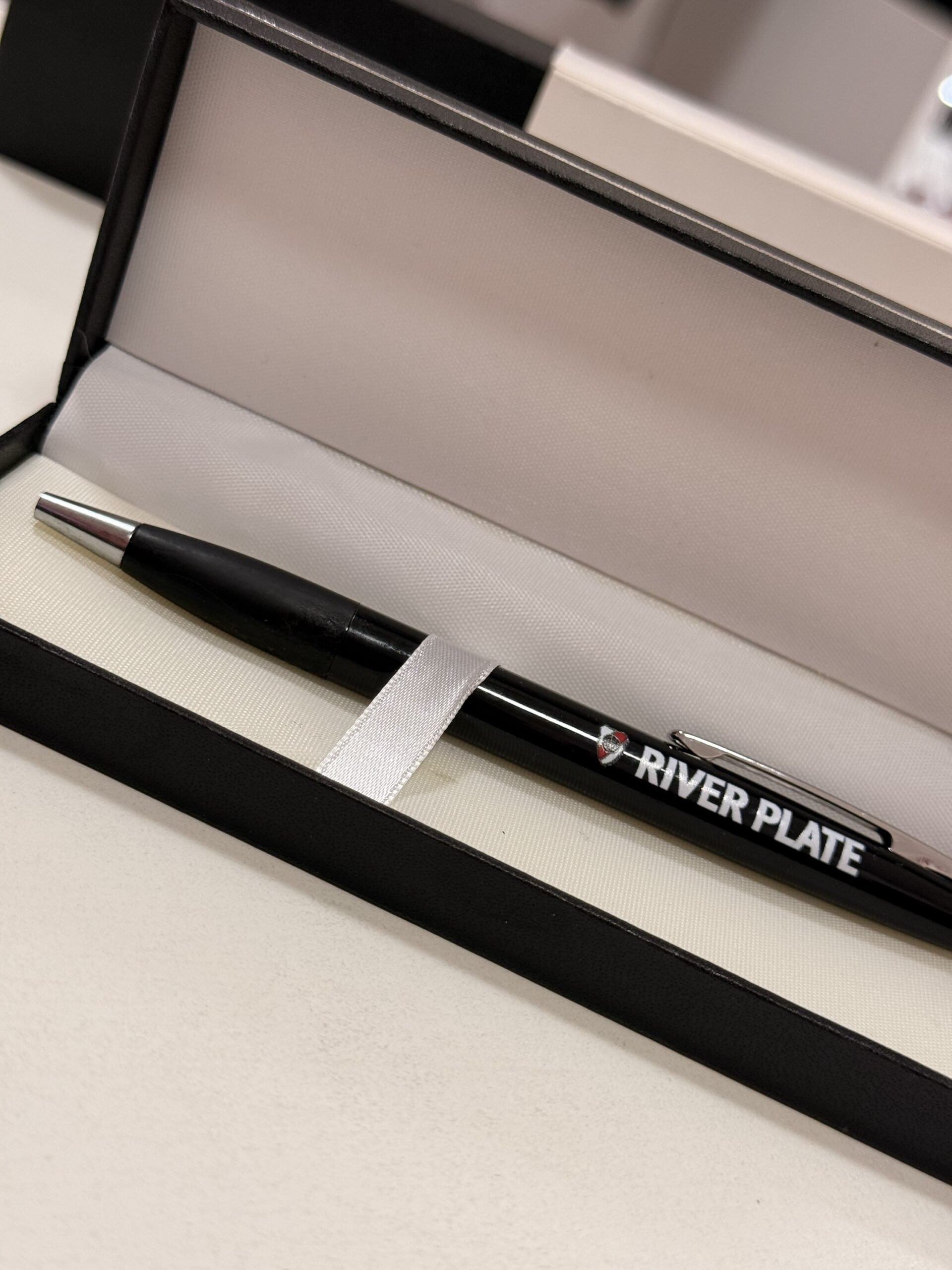 Bolígrafo con estuche – River Plate – Locos X River Formosa